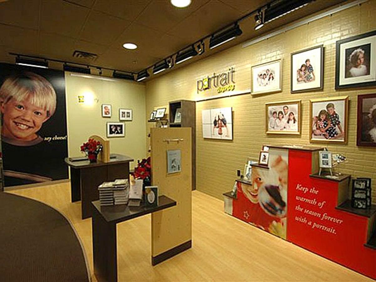 Track/Rail Suspended Displays | Project Photo Gallery | Nova Display